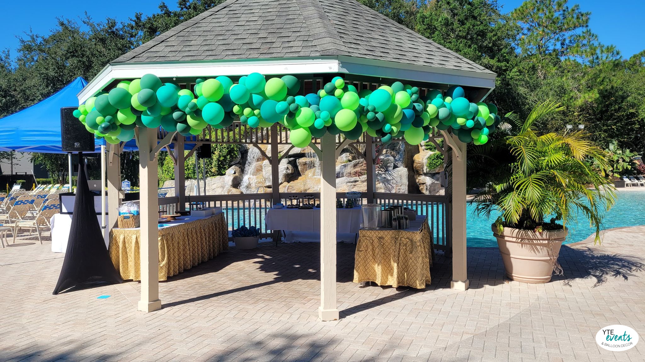 Top Tips for Stunning Poolside Balloon Decor | YTEevents